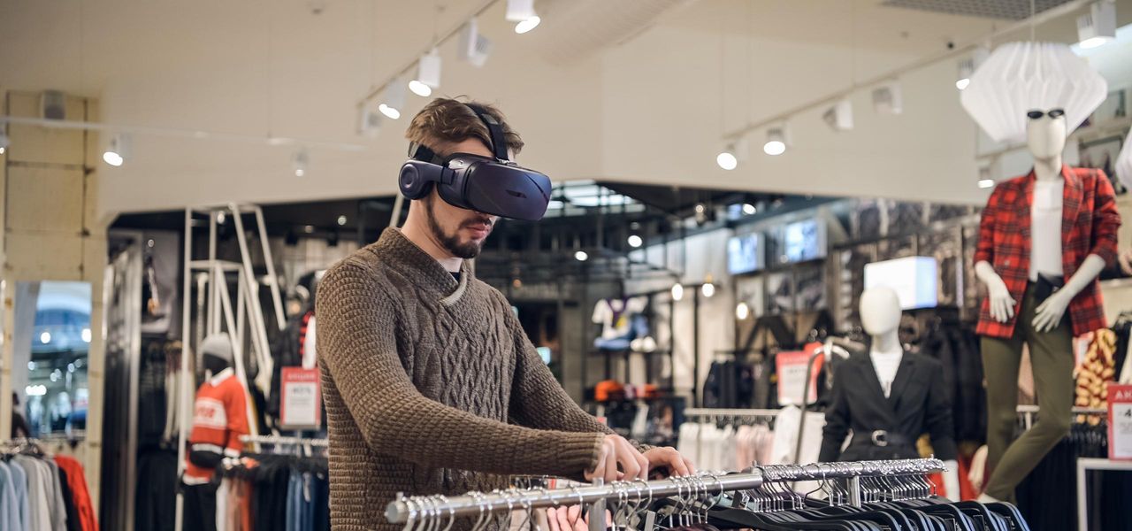 Virtual Reality in Retail: 11 Use Cases, Examples & Adoption
